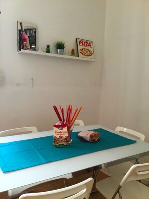 Apartamento Básico, 3 quartos | Cozinha privada | Um frigorífico, um micro-ondas, um forno, uma placa de cozinha 