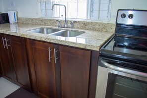 Villa Familiar, 2 quartos, não fumadores, vista para o jardim | Cozinha privada | Um frigorífico/congelador grande, um micro-ondas, um forno 