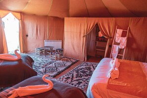 Tenda Familiar, casa de banho privativa | 1 quarto, cortinas/cortinados opacos, roupa de cama fornecida 