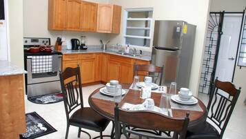 Casa de Férias | Cozinha privada | Um frigorífico/congelador grande, um micro-ondas, um forno