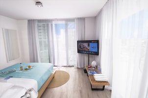 Sunset Bayside Corner Studio - with Extra Large Balcon | Roupas de cama premium, cofres nos quartos, escrivaninha