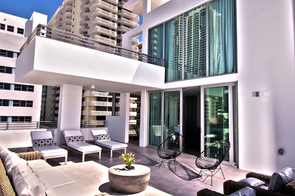 Terrace One Bedroom Corner Suite with Extra Large Balcony | Terraço/pátio interior