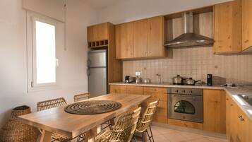 Villa Del Mar | Cozinha privada | Um frigorífico, um forno, uma placa de cozinha, uma cafeteira/bule