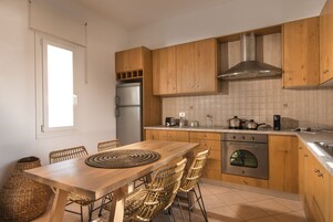 Villa Del Mar | Cozinha privada | Um frigorífico, um forno, uma placa de cozinha, uma cafeteira/bule 