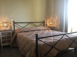 Quartos à prova de som, Wi-Fi de cortesia, roupa de cama