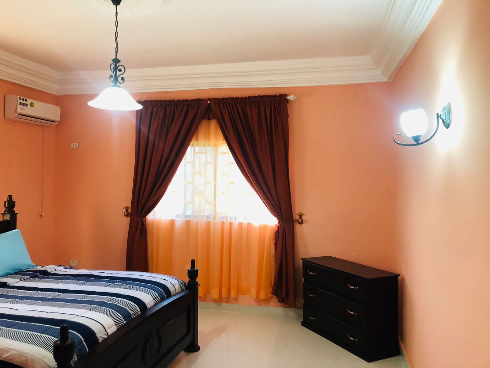 2 quartos, roupa de alta qualidade, cofre no quarto, secretária 