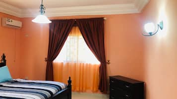 2 quartos, roupa de alta qualidade, cofre no quarto, secretária