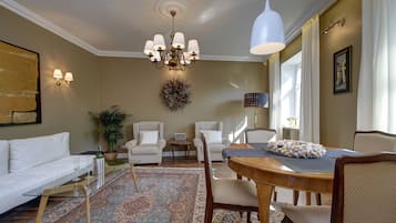 Apartamento superluxo, 2 quartos, vista para a cidade (3A) | Área de estar | TV de tela plana