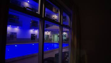 Piscina interna, piscina externa, espreguiçadeiras