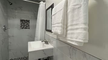 Quarto standard | Banheiro | Chuveiro, toalhas de banho