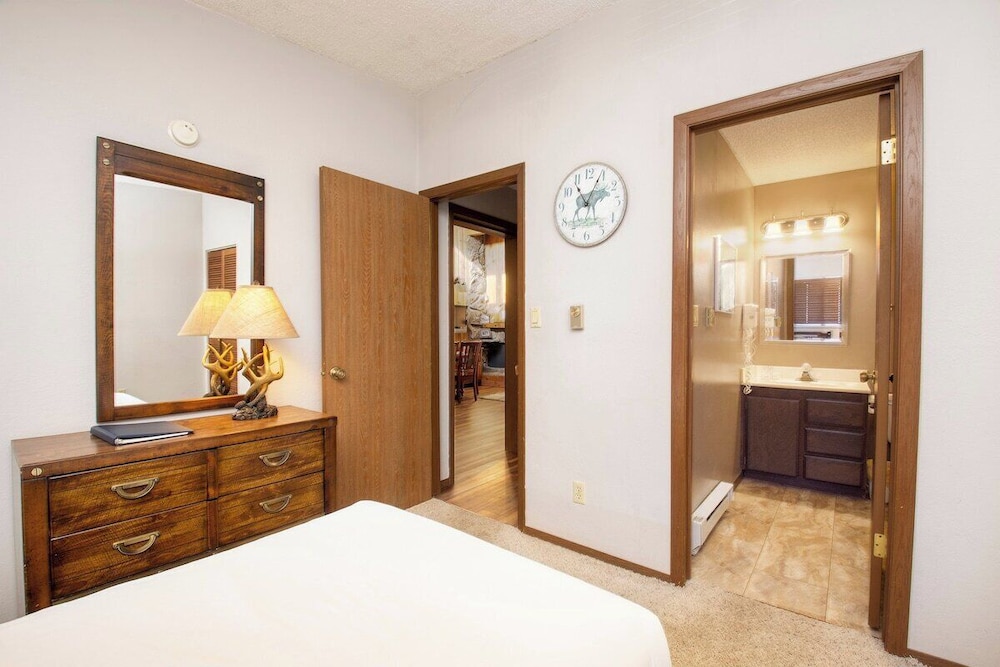 Nicely Updated 2 Bedroom New Flooring And Kitchen - Colorado