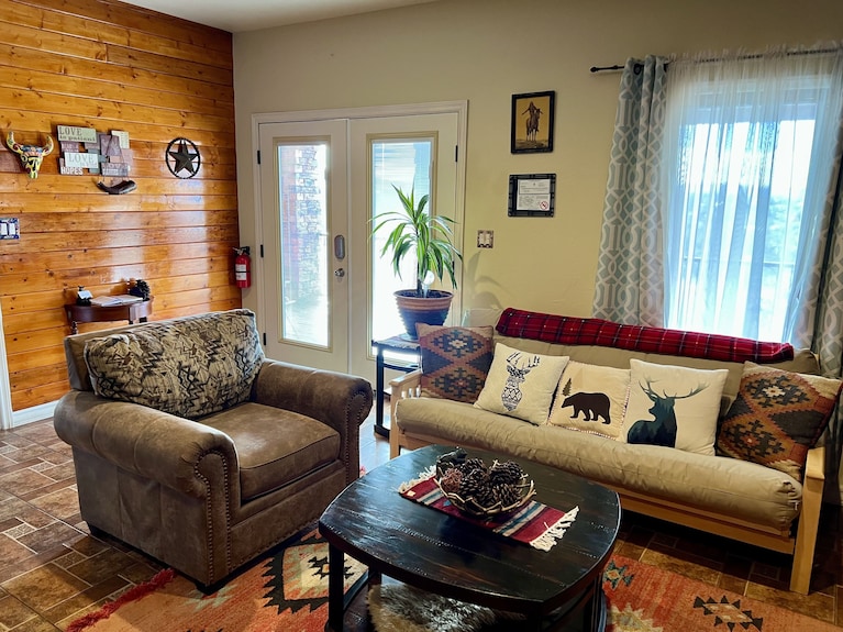 Large 700sft Downstairs Rental.1 Bedroom 1 Bedroom. No Other Guests On Property - New Mexico