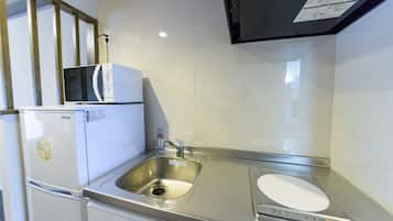 Quarto Duplo | Kitchenette privada | Um frigorífico, um micro-ondas, uma placa de cozinha