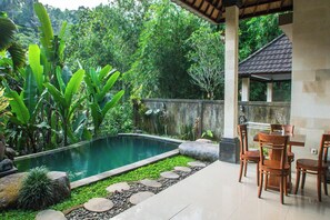 Vila, piscina particular | Vista do quarto