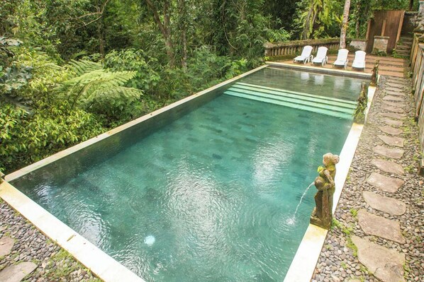 Piscina externa, espreguiçadeiras