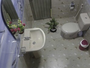 Quarto casal luxo | Banheiro | Chuveiro, produtos de toalete grátis