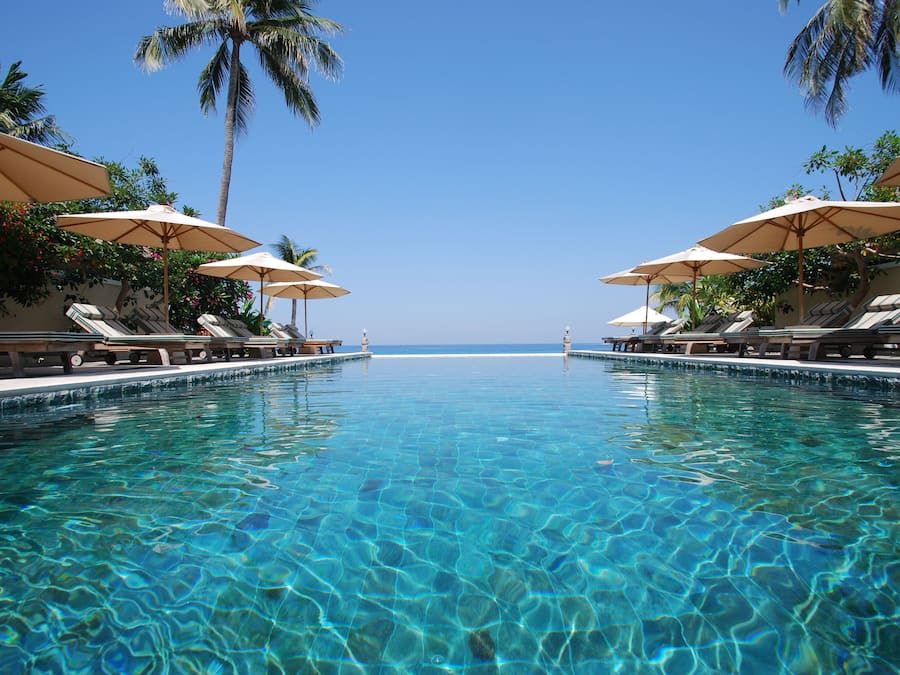 Piscina exterior, uma piscina transbordante