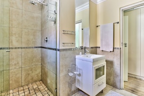 Apartamento, 1 quarto | Casa de banho | Um polibã