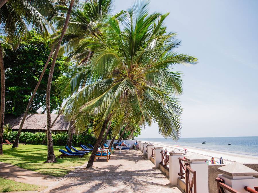Na praia, praia de areia branca, toalhas de praia, massagens na praia