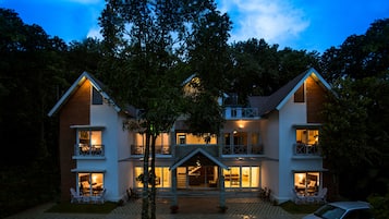 Fachada do alojamento (tarde/noite)