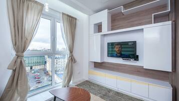 Apartamento Deluxe, 1 quarto (Green) | Sala de estar | TV de ecrã plano