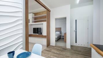 Apartamento Deluxe, 1 quarto (Blue) | Kitchenette privada | Um frigorífico, um micro-ondas, uma placa de cozinha