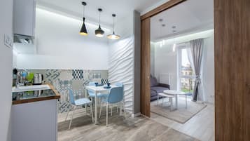 Apartamento Deluxe, 1 quarto (Blue) | Kitchenette privada | Um frigorífico, um micro-ondas, uma placa de cozinha