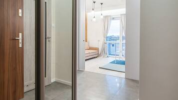 Apartamento Deluxe, 1 quarto (White) | Sala de estar | TV de ecrã plano