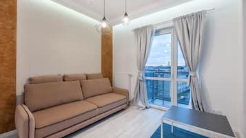 Apartamento Deluxe, 1 quarto (White) | Sala | TV de ecrã plano