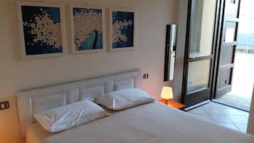 Escrivaninha, cortinas blackout, Wi-Fi de cortesia, roupa de cama