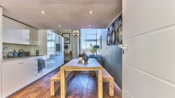 Apartamento, 1 quarto | Área de estar | TV