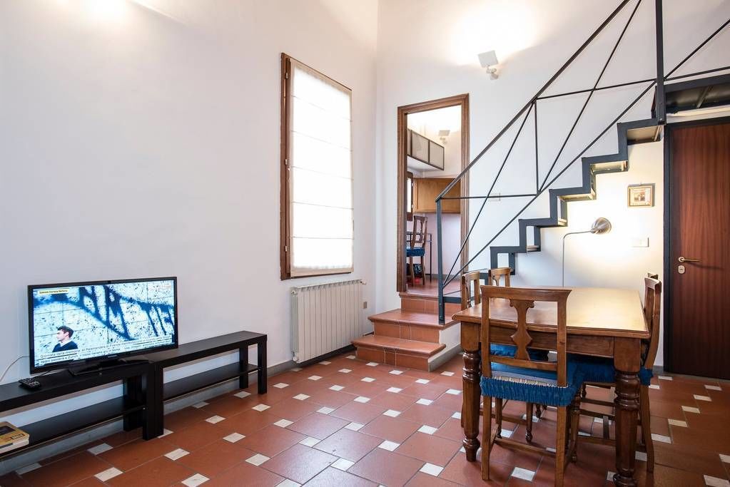 Apartamento básico, 3 quartos | Área de estar | TV de tela plana