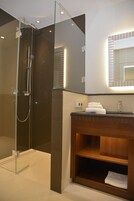 Quarto casal conforto | Banheiro | Chuveiro, produtos de toalete grátis, secador de cabelo 