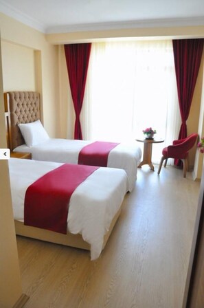 Cofre no quarto, cortinas/cortinados opacos, Wi-fi grátis