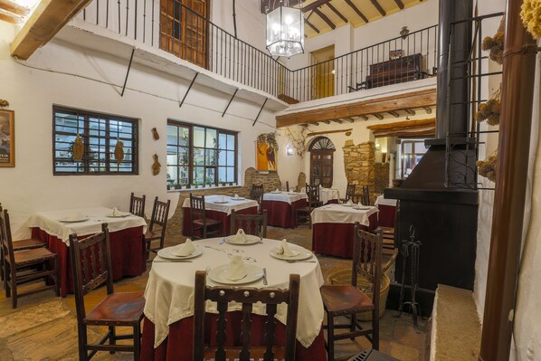 Almoços e jantares servidos, incluindo cozinha local 