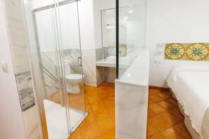 Quarto Duplo Superior | Casa de banho | Um polibã, um chuveiro fixo, artigos de higiene pessoal grátis 