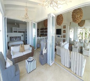 Villa Comfort, 6 quartos, vista para o oceano, em frente à praia | Sala de estar | TV de ecrã plano 