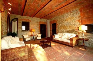 Apartamento, 3 quartos | Sala de estar | TV de tela plana, lareira