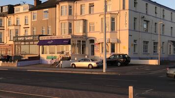 Fachada do alojamento (tarde/noite)