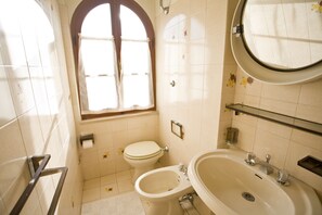 Apartamento, 3 quartos | Casa de banho | Um polibã, um chuveiro fixo, um secador de cabelo, um bidé 
