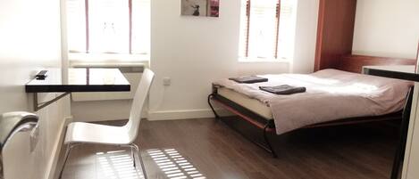 Apartamento | Sala de estar | TV de ecrã plano