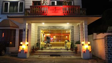 Fachada da propriedade à noite