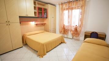 Apartamento, 2 quartos | 2 quartos, secretária, berços/camas para crianças