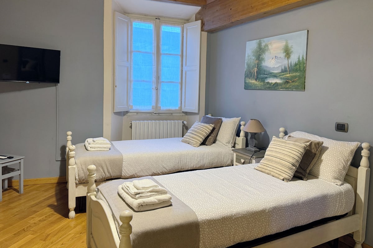 Quarto Twin Básico | Cofre no quarto, secretária, ferro/tábua de engomar