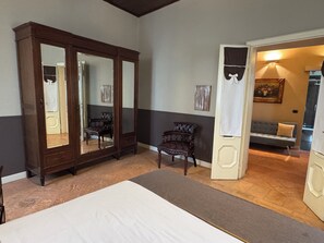 Cofre no quarto, secretária, ferro/tábua de engomar 