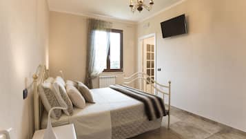 Quarto Duplo Básico, casa de banho anexa, vista para o rio | Roupa de alta qualidade, edredões de penas, minibar, secretária