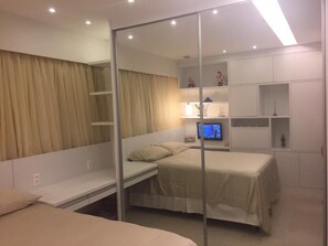 Escrivaninha, cortinas blackout, ferros/tábuas de passar roupa