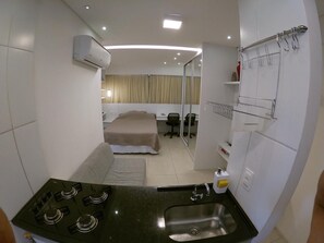 Geladeira grande, micro-ondas, cooktop, cafeteira/chaleira