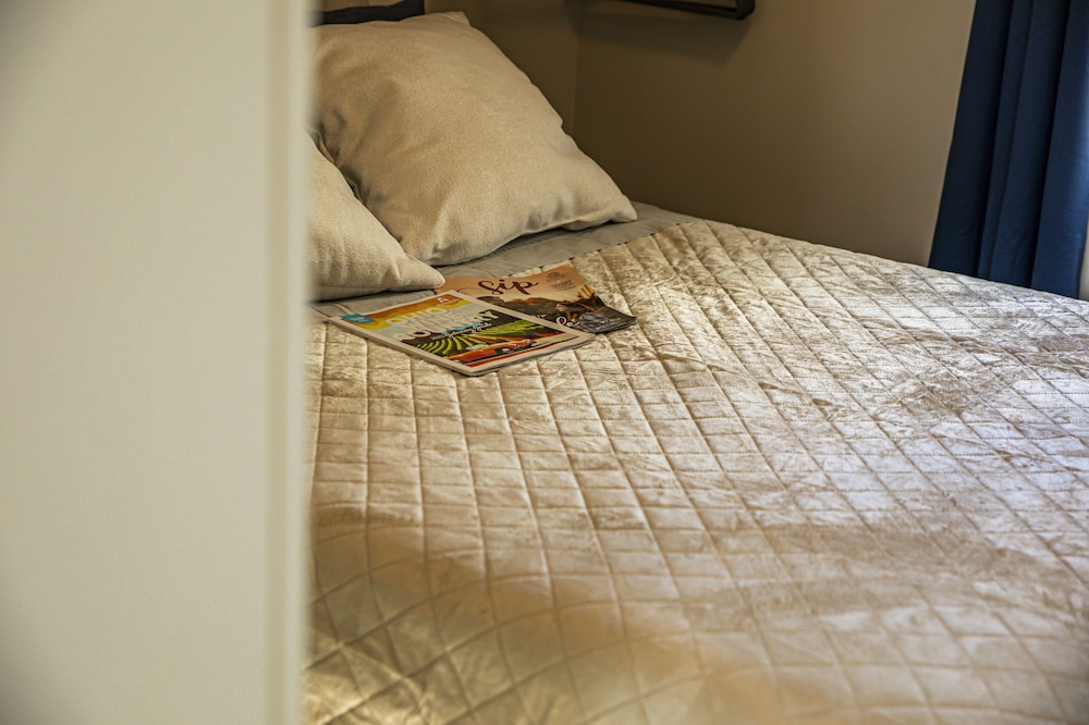 Stylish& Cozy! Central Air/heat. Wifi. Short Walk To The Strip - Geneva-on-the-Lake, OH