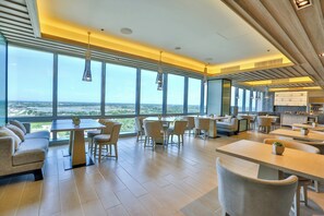 Suite Júnior, 1 quarto, Vista para a cidade | Lounge | Serve pequenos-almoços, almoços e jantares 